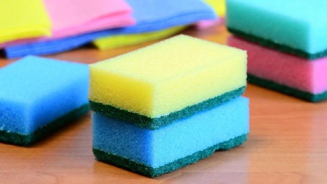 Kapan Sebaiknya Spons Pencuci Piring Diganti?