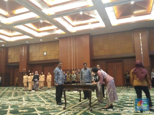 Sri Mulyani Lantik Eks Direktur Bank Dunia Jadi Staf Ahli Sri Mulyani Lantik Eks Direktur Bank Dunia Jadi Staf Ahli