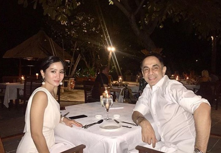 7 Potret Keharmonisan Bunga Zainal dan Sang Suami - 7