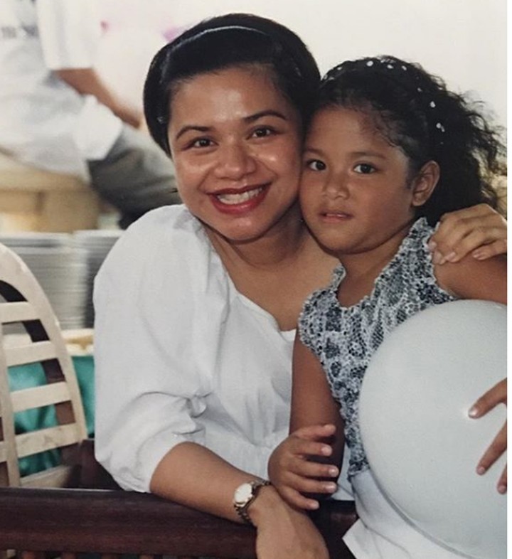 Akrab dan Hangat, Potret Ruth Sahanaya dan Putrinya - 6