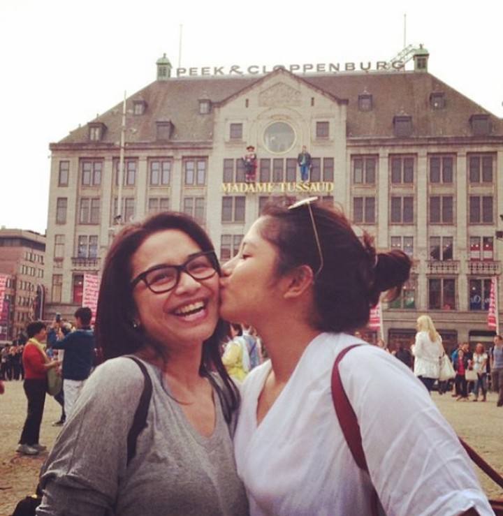 Akrab dan Hangat, Potret Ruth Sahanaya dan Putrinya - 5