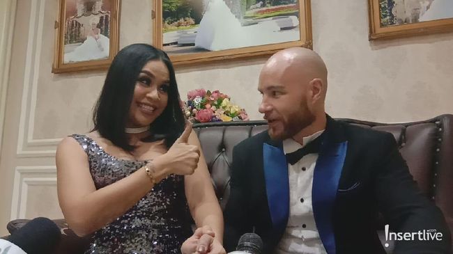 Bantu Lalu Lintas di Jalan, Netizen: Suami Melaney Ricardo Juara