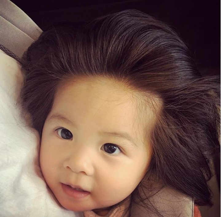 6 Foto Baby Chanco, Si Bayi Berambut Tebal yang Menggemaskan - 5