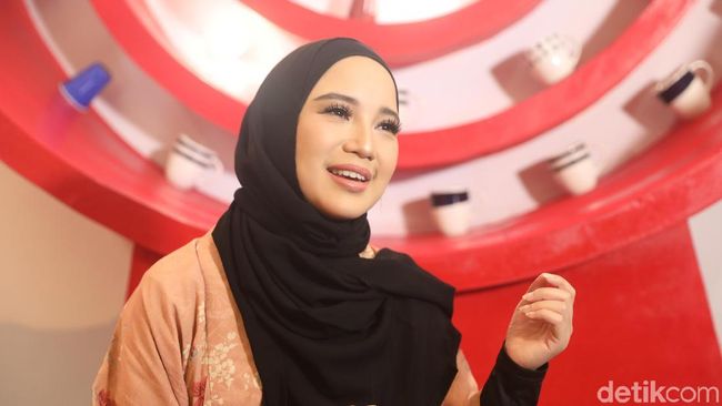 Kisah Chacha Frederica Hijrah Usai Pelajari Sejarah Islam