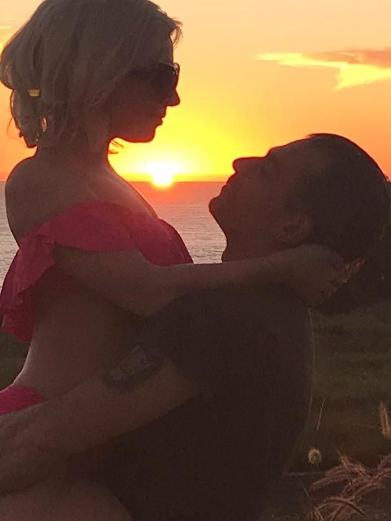 6 Potret Mesra Lady Gaga dan Tunangan - Foto 1 6 Potret Mesra Lady Gaga dan Tunangan - Foto 1