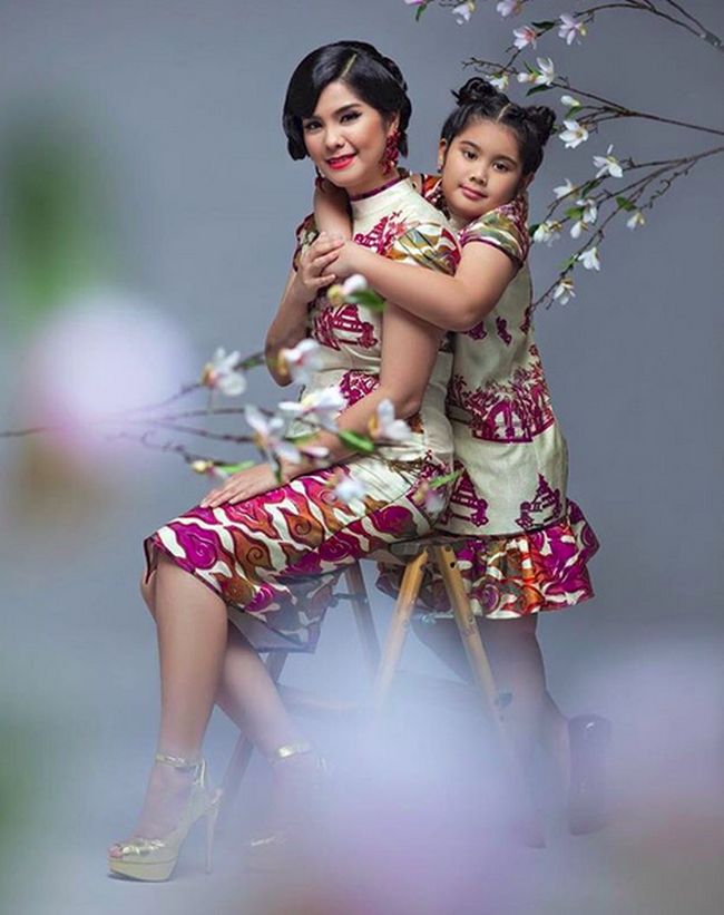 6 Inspirasi Busana Kompak Ibu-Anak untuk Rayakan Imlek - 1