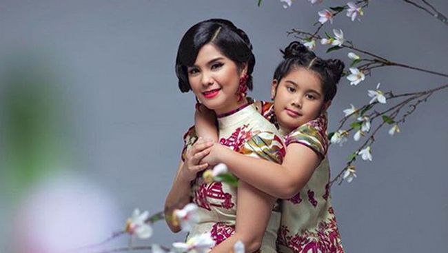 6 Inspirasi Busana Kompak Ibu-Anak untuk Rayakan Imlek - Foto 1