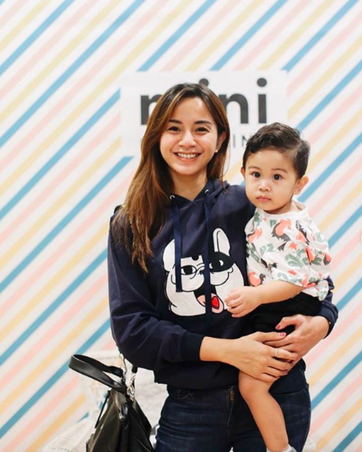 8 Potret Kirana Larasati, Si Mama Gaul Sayang Anak - 8