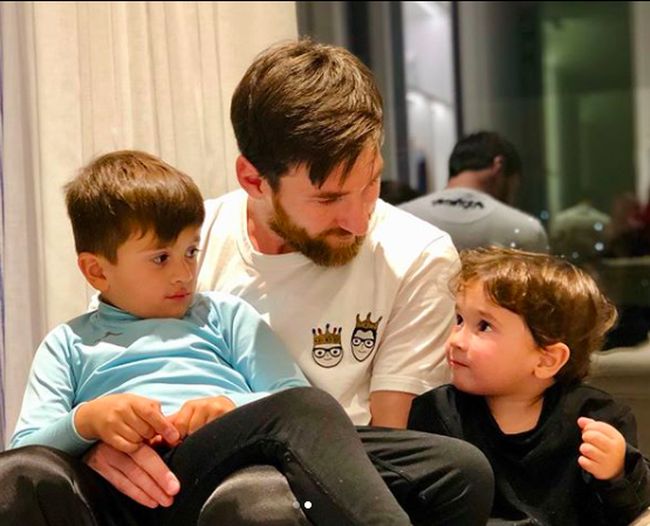 Sweet! Potret Kebersamaan Lionel Messi dan Anak-anaknya - 3