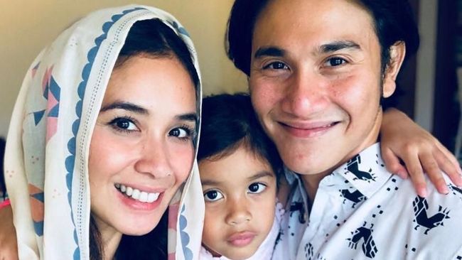 Hangat! 7 Potret Keluarga Kecil Vino Bastian dan Marsha Timothy - Foto 1
