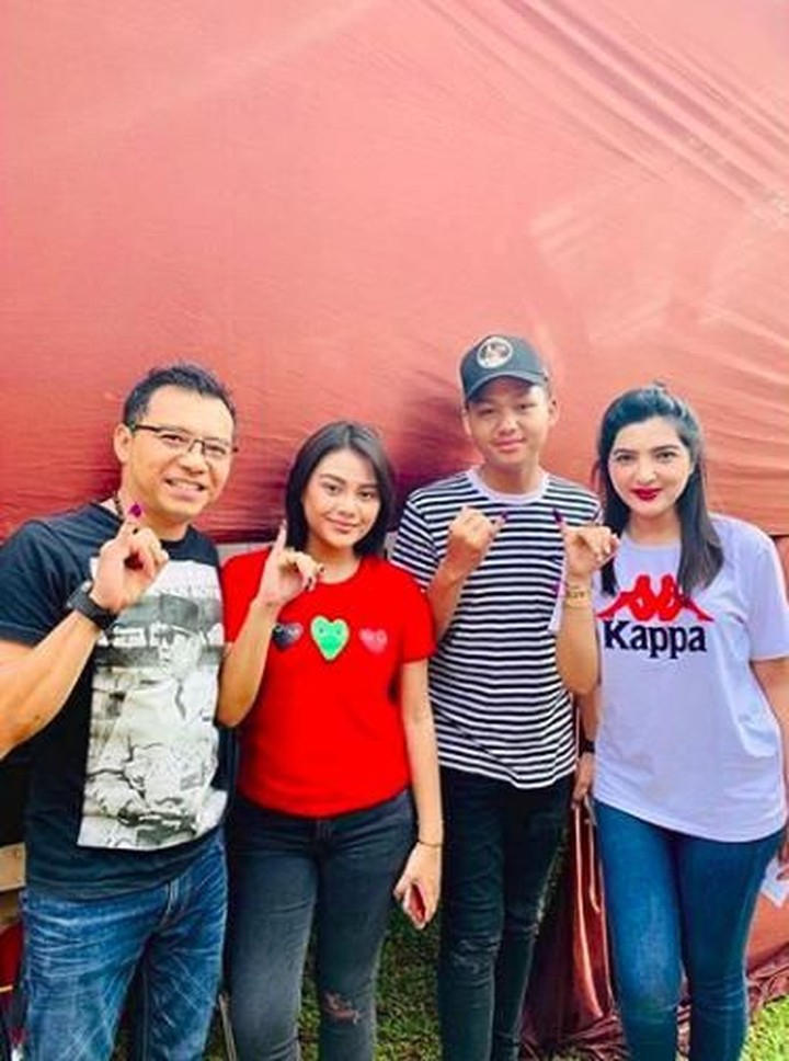 7 Foto Kompak Keluarga Seleb Ikut Pemilu 2019 - 7