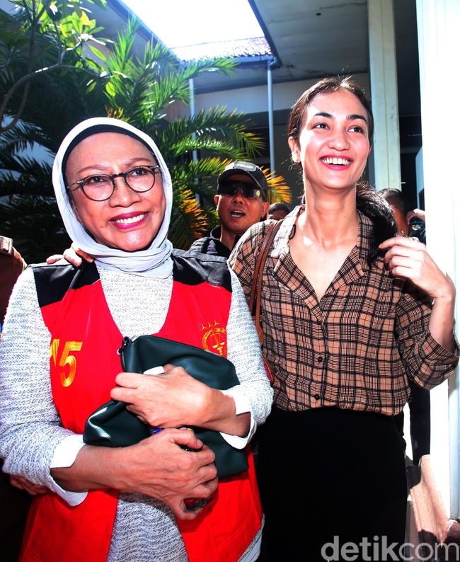 Cara Atiqah Hasiholan Rayakan Ultah Sang Ibu, Ratna Sarumpaet ke-70
