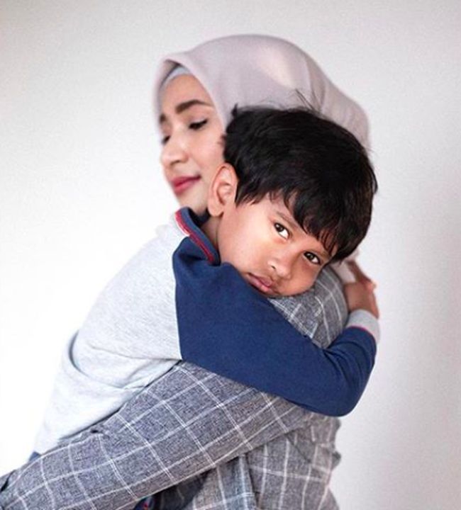 Cerita Istri Tompi Ajari Si Bungsu Berpuasa