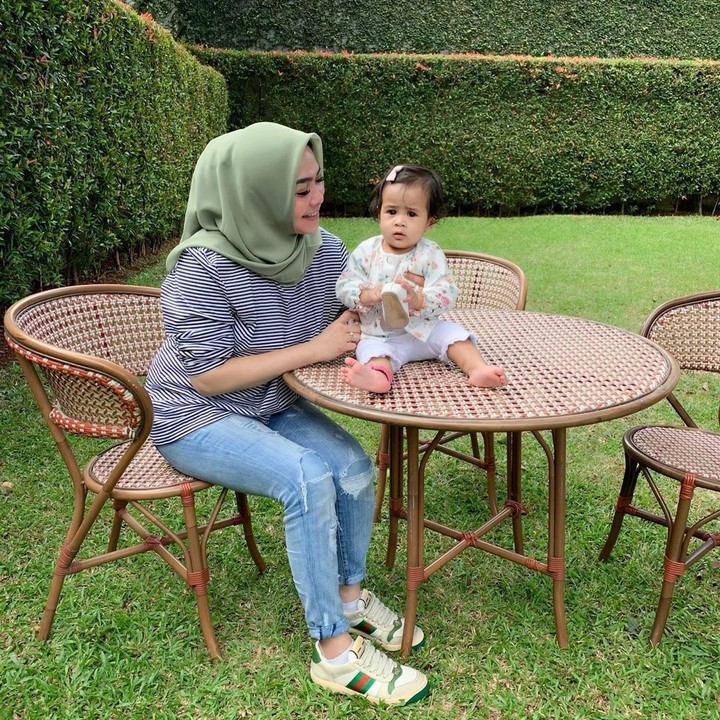 7 Gaya Lucu Rieta Amilia Momong Rafathar dan Ansara - 7