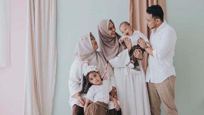 7 Inspirasi Baju Lebaran Keluarga, Simpel nan Kekinian - Foto 1
