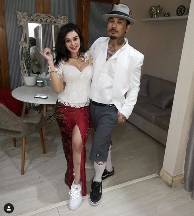 Istri Jerinx Unggah Foto Suami Berpakaian Muslim, Netizen Doakan Istiqamah