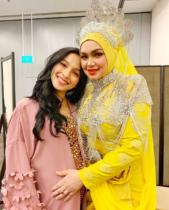 8 Potret Kedekatan Siti Nurhaliza Bersama Menantunya, Tya Arifin - 6