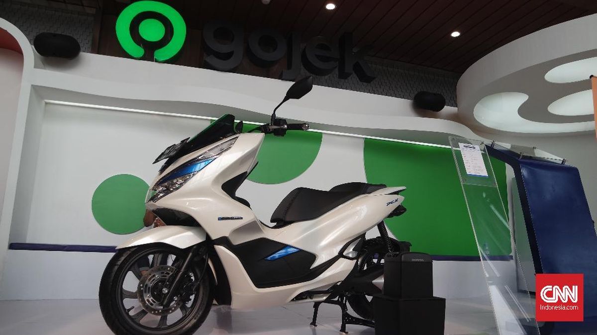 Semua Mobil dan Motor Gojek Diganti Listrik Mulai 2030