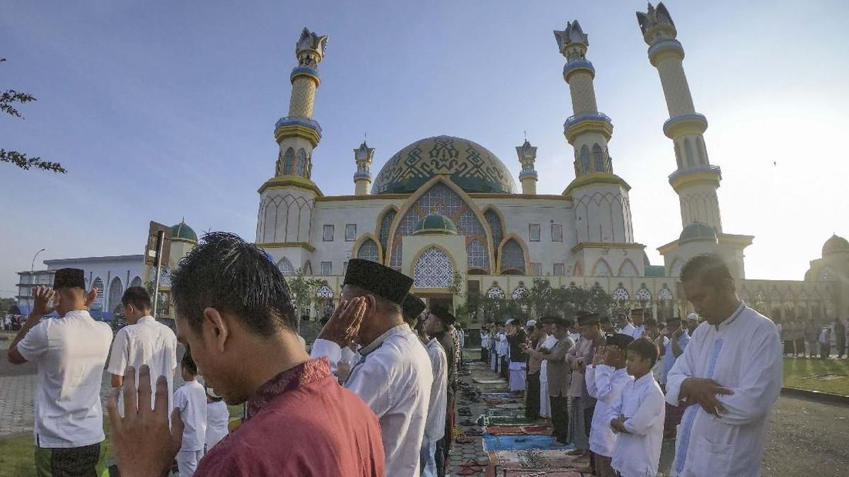 Niat Sholat Idul Fitri Sebagai Makmum Arab Latin Dan Artinya