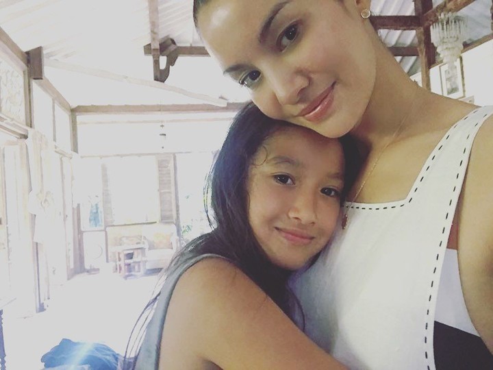 Jarang Terekspose, 7 Potret Manis Nadya Hutagalung & Anak Bungsunya - 2