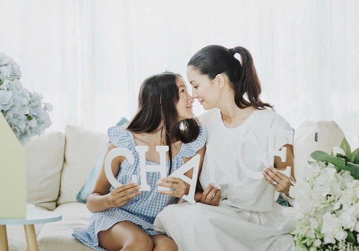 Jarang Terekspose, 7 Potret Manis Nadya Hutagalung & Anak Bungsunya - 7