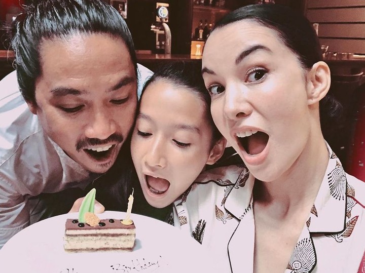 Jarang Terekspose, 7 Potret Manis Nadya Hutagalung & Anak Bungsunya - 4
