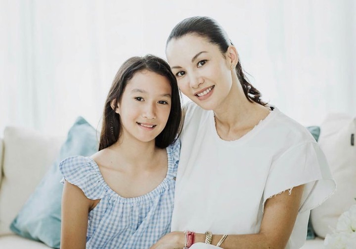 Jarang Terekspose, 7 Potret Manis Nadya Hutagalung & Anak Bungsunya ...