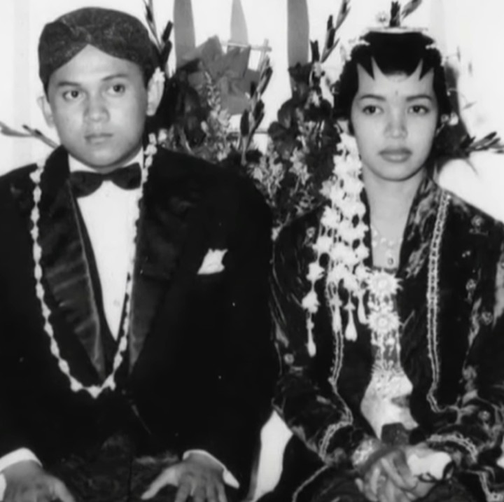 Kilas Balik Momen Romantis BJ Habibie dan Ainun - Foto 1 Kilas Balik Momen Romantis BJ Habibie dan Ainun - Foto 1