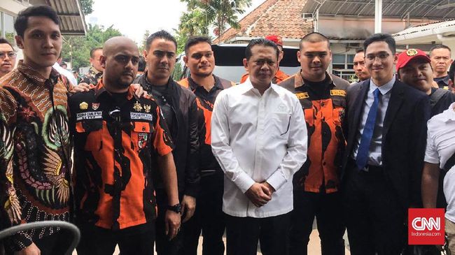 Ketua DPR Jenguk Mahasiswa Pedemo yang Dioperasi di RS Pelni Ketua DPR Jenguk Mahasiswa Pedemo yang Dioperasi di RS Pelni