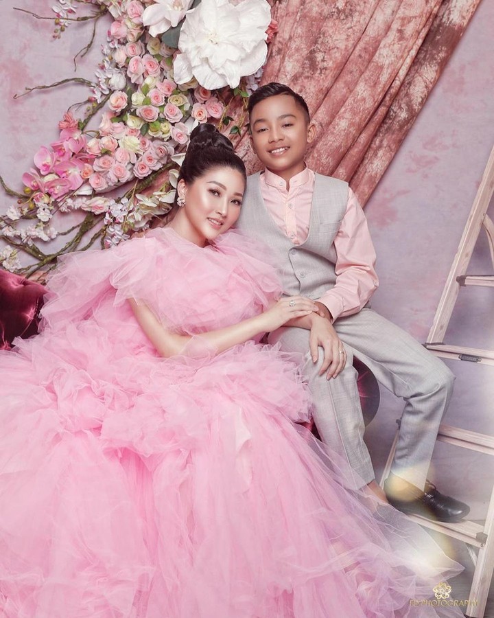 Hangat, 7 Potret Kedekatan Sarwendah dan Betrand Peto - 1