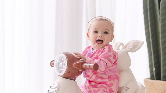 7 Potret Imut Shireen, Anak Selebgram Hamidah Rachmayanti - Foto 1