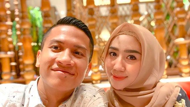 7 Potret Ajudan Ganteng Jokowi, Syarif Muhammad Mesra Bersama Istri ...
