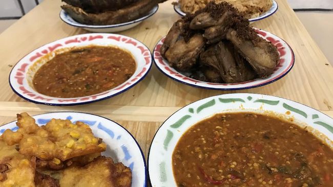 Menikmati Ayam Cabe Rempah yang Pedasnya Bikin Nagih