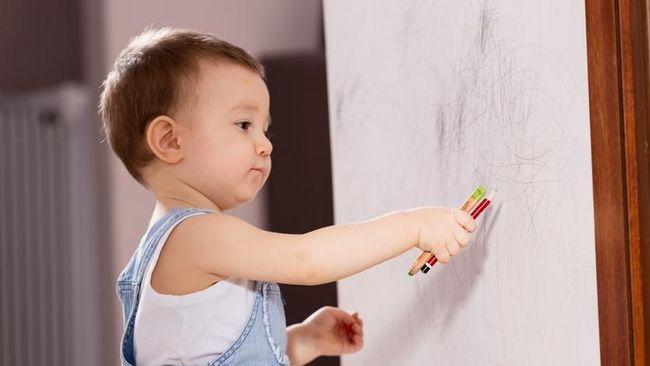 Cara Hilangkan Coretan Krayon di Tembok Rumah dengan Lemon