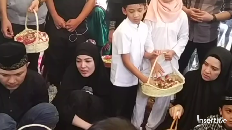 Isak Tangis Nindy Ayunda Pecah di Samping Pusara Sang Ayah Isak Tangis Nindy Ayunda Pecah di Samping Pusara Sang Ayah