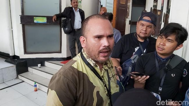 5 Fakta Arya Claproth, Suami Karen Idol yang Jadi Tersangka KDRT 5 Fakta Arya Claproth, Suami Karen Idol yang Jadi Tersangka KDRT