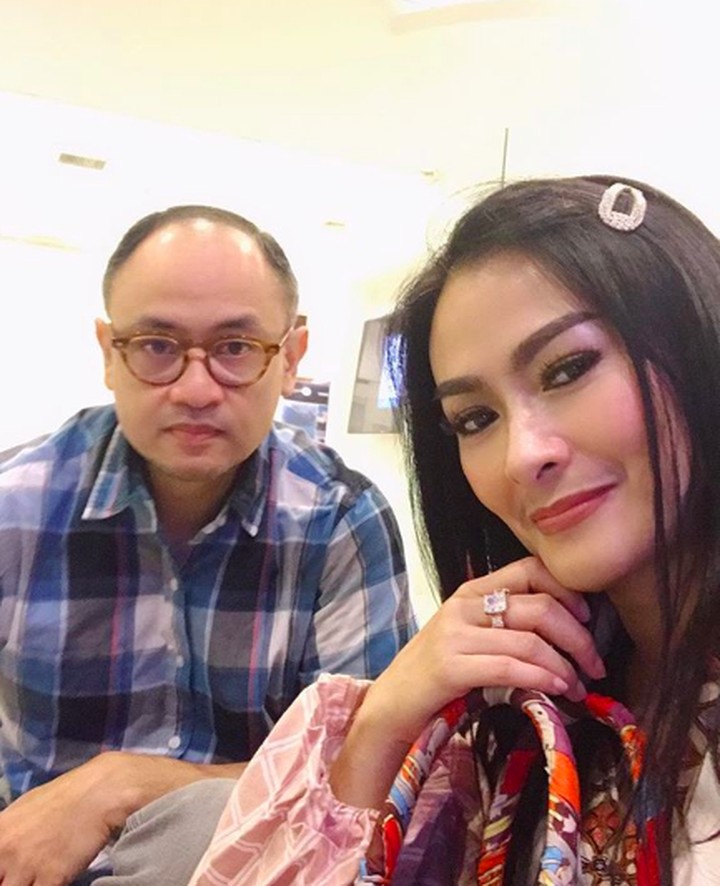 18 Tahun Nikah, Iis Dahlia & Suaminya Pilot Garuda Tetap Mesra - Foto 2 18 Tahun Nikah, Iis Dahlia & Suaminya Pilot Garuda Tetap Mesra - Foto 2