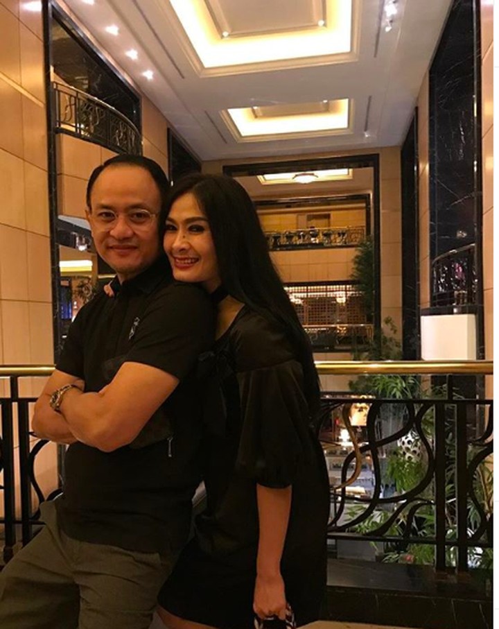18 Tahun Nikah, Iis Dahlia & Suaminya Pilot Garuda Tetap Mesra - 4 18 Tahun Nikah, Iis Dahlia & Suaminya Pilot Garuda Tetap Mesra - 4