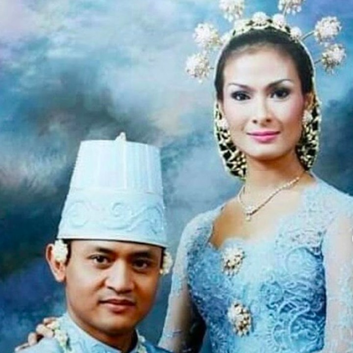 18 Tahun Nikah, Iis Dahlia & Suaminya Pilot Garuda Tetap Mesra - Foto 1 18 Tahun Nikah, Iis Dahlia & Suaminya Pilot Garuda Tetap Mesra - Foto 1