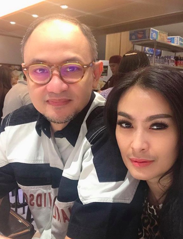 18 Tahun Nikah, Iis Dahlia & Suaminya Pilot Garuda Tetap Mesra - 5 18 Tahun Nikah, Iis Dahlia & Suaminya Pilot Garuda Tetap Mesra - 5