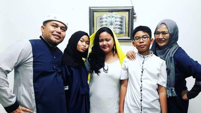 Momen Kebersamaan Denny Chandra dan Keluarga yang Jarang Terekspos - Foto 1