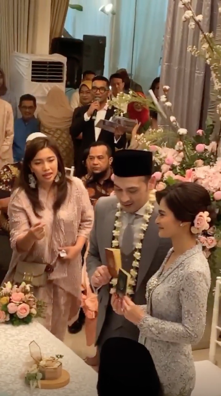 Tampilan Anggun & Elegan Cut Tari Saat Nikah dengan Richard Kevin - 9
