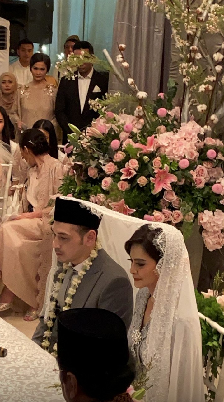 Tampilan Anggun & Elegan Cut Tari Saat Nikah dengan Richard Kevin - Foto 1
