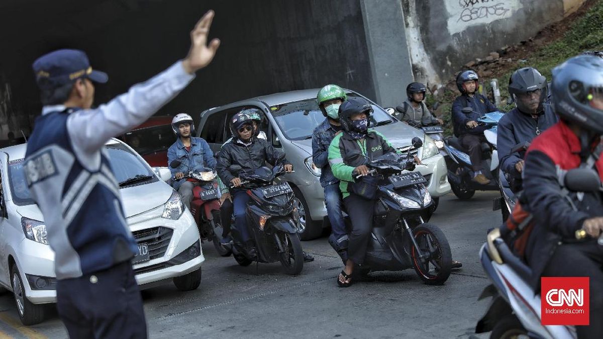 Petugas Dishub Depok Nemplok di Mobil Pikap yang Tak Mau Disetop