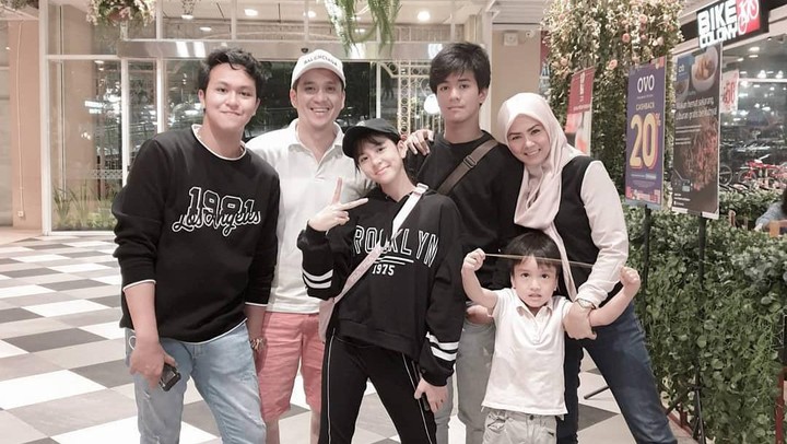 7 Potret Zee JKT48 yang Cemburu bila Ayah, Fadli Akhmad Foto Bareng Fans - Foto 6