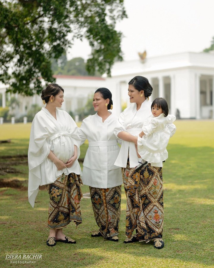 7 Potret Hari Ibu Keluarga Jokowi, Kompaknya Iriana, Kahiyang dan Selvi ... 7 Potret Hari Ibu Keluarga Jokowi, Kompaknya Iriana, Kahiyang dan Selvi ...