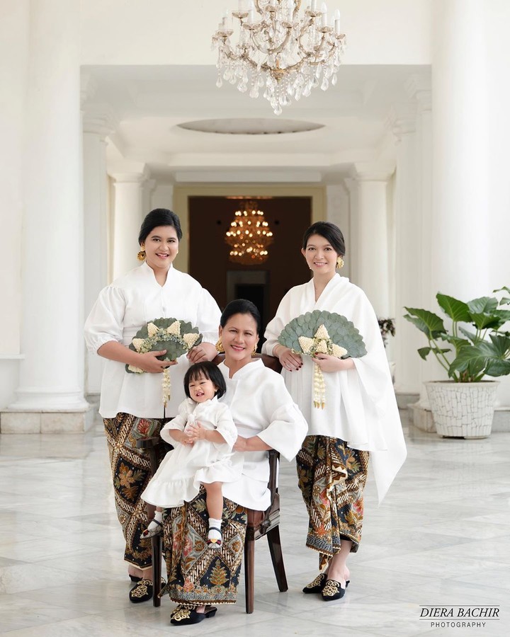 7 Potret Hari Ibu Keluarga Jokowi, Kompaknya Iriana, Kahiyang dan Selvi ... 7 Potret Hari Ibu Keluarga Jokowi, Kompaknya Iriana, Kahiyang dan Selvi ...