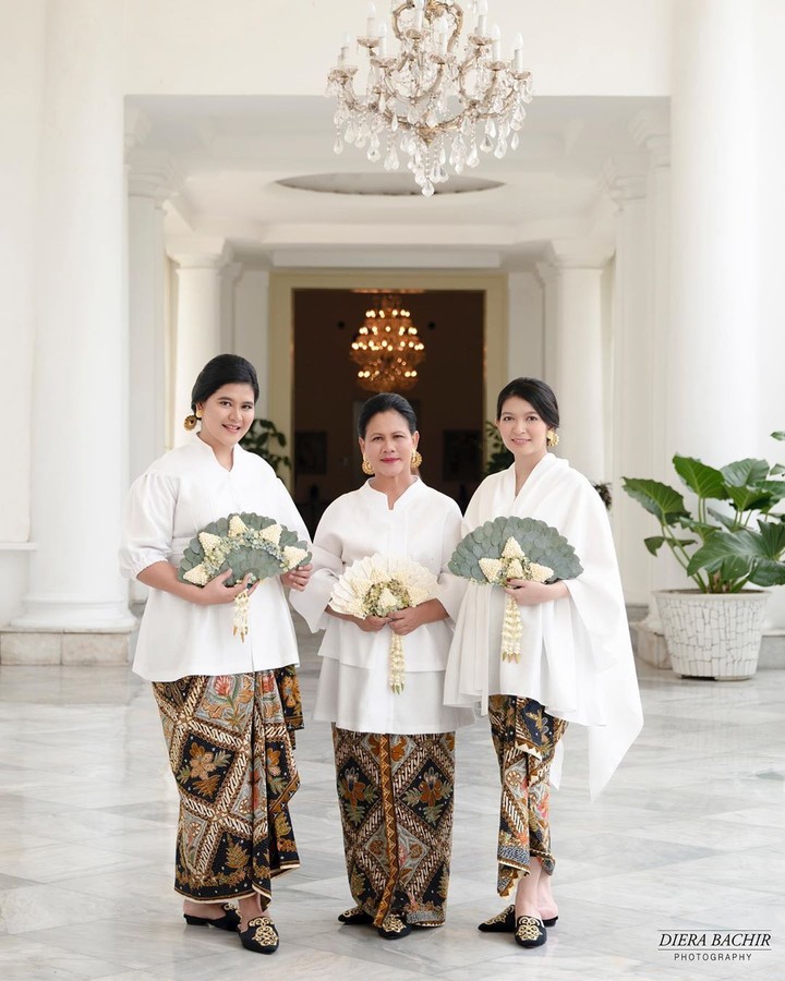 7 Potret Hari Ibu Keluarga Jokowi, Kompaknya Iriana, Kahiyang dan Selvi ... 7 Potret Hari Ibu Keluarga Jokowi, Kompaknya Iriana, Kahiyang dan Selvi ...