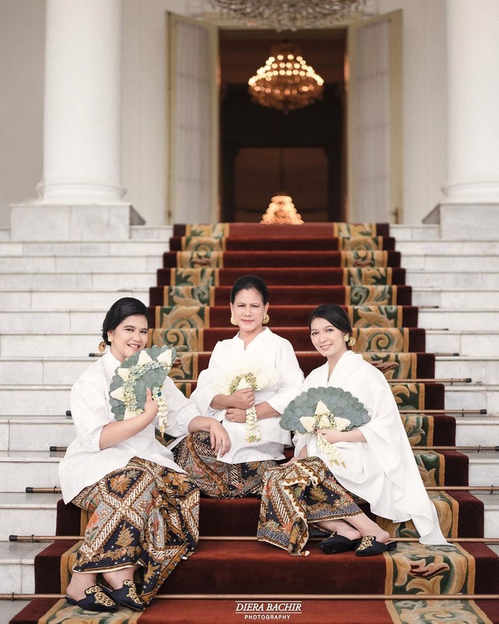7 Potret Hari Ibu Keluarga Jokowi, Kompaknya Iriana, Kahiyang dan Selvi ... 7 Potret Hari Ibu Keluarga Jokowi, Kompaknya Iriana, Kahiyang dan Selvi ...