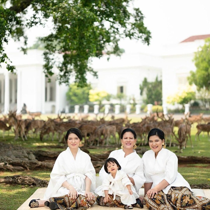 7 Potret Hari Ibu Keluarga Jokowi, Kompaknya Iriana, Kahiyang dan Selvi ... 7 Potret Hari Ibu Keluarga Jokowi, Kompaknya Iriana, Kahiyang dan Selvi ...